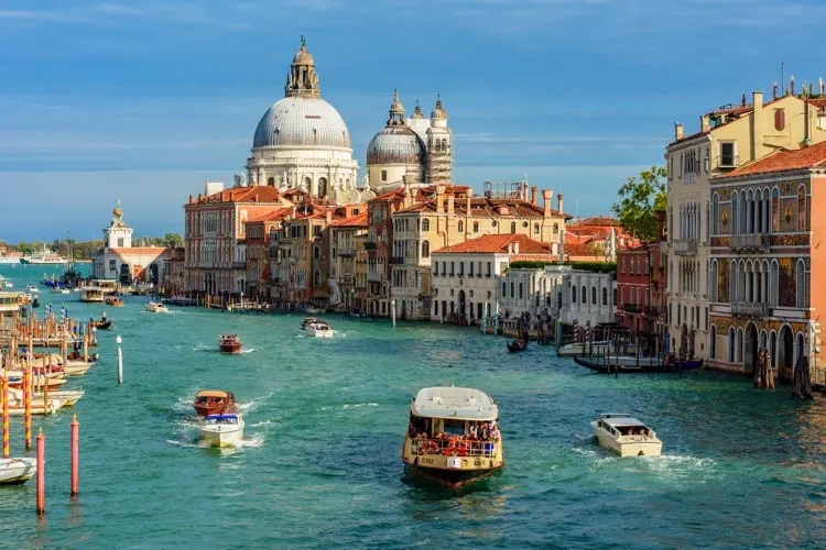 Hop-on hop-off Veneza: saiba como explorar a cidade dos canais