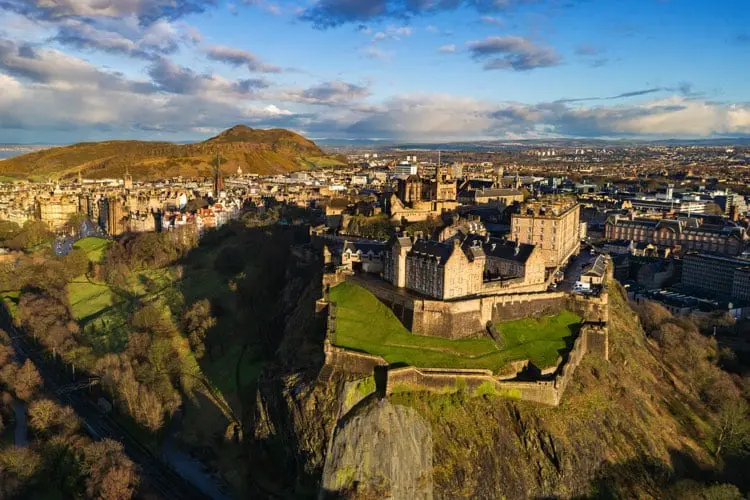 Quanto custa viajar para Edimburgo? Confira guia completo