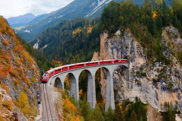 Bernina Express: como viajar no trem pelos Alpes Suíços